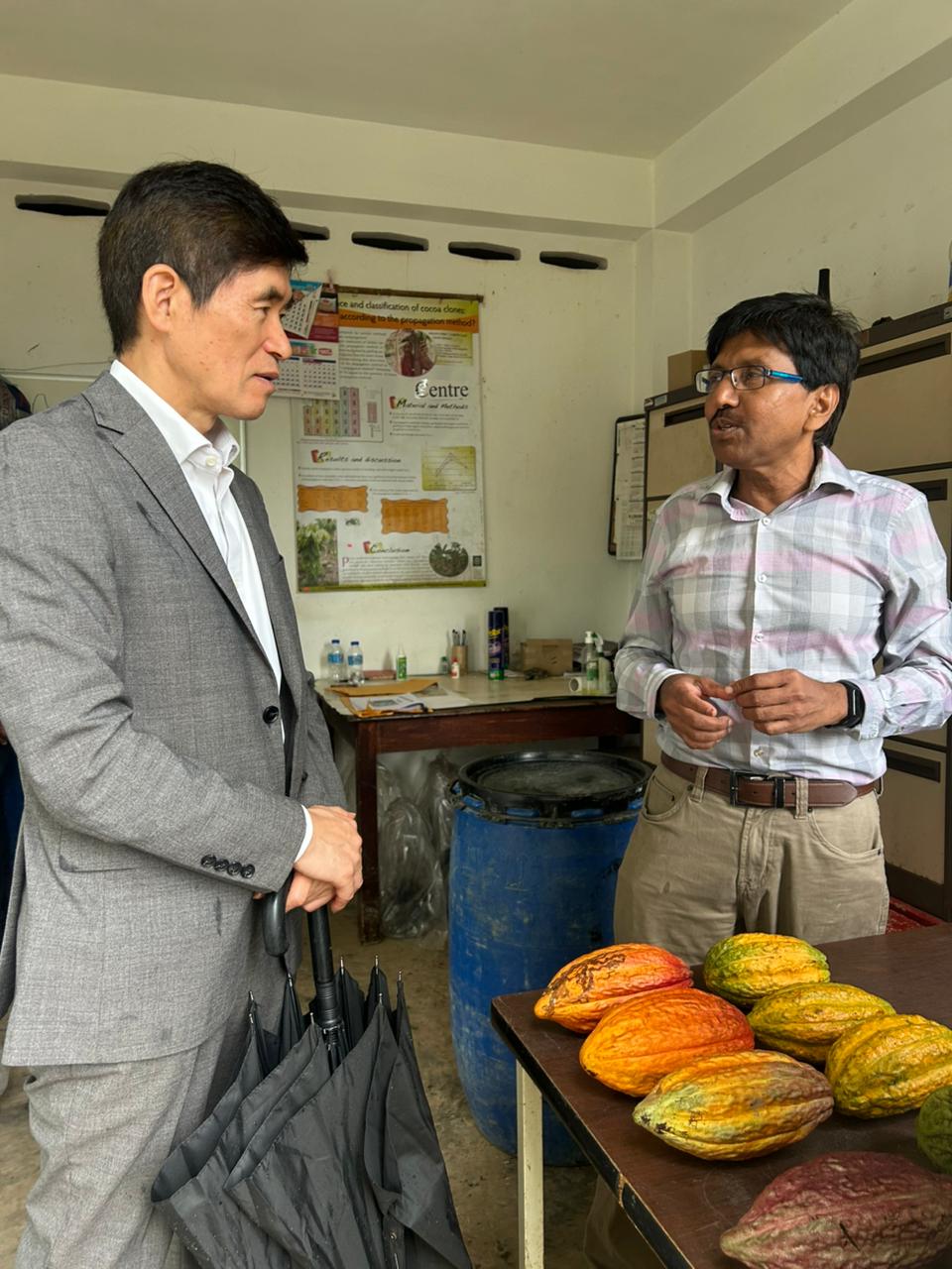 Ambassador Kwon Visits Cocoa Research Center and International Cocoa ...